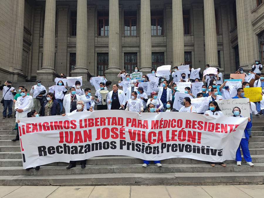 Secretario general del SINAMSSOP y médicos del hospital Rebagliati ...